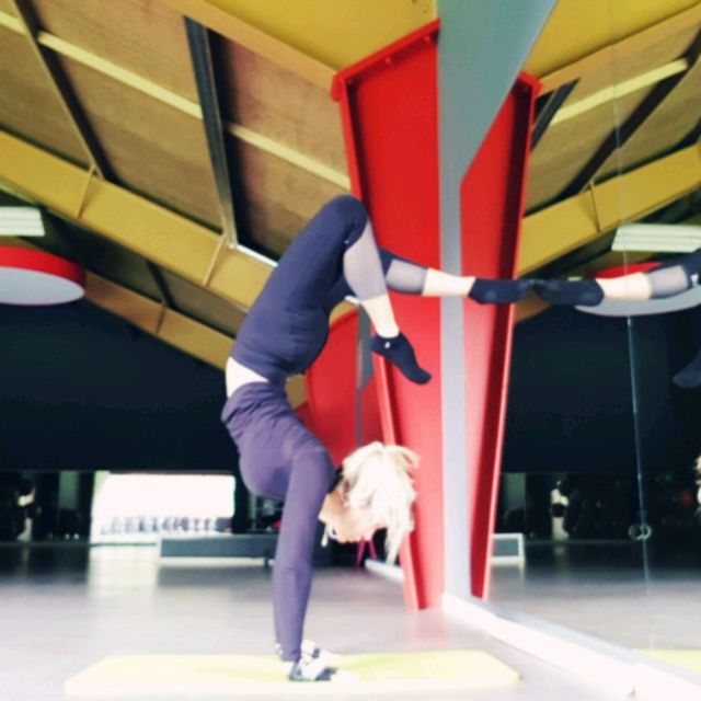 Hollow Back Handstand Variations by 𝔻𝕖𝕤𝕖𝕣𝕥 𝔽𝕠𝕩🦊 🌟 - Exercise How-to ...