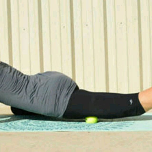 4. Quad Roll by Allan B. - Exercise How-to - Skimble