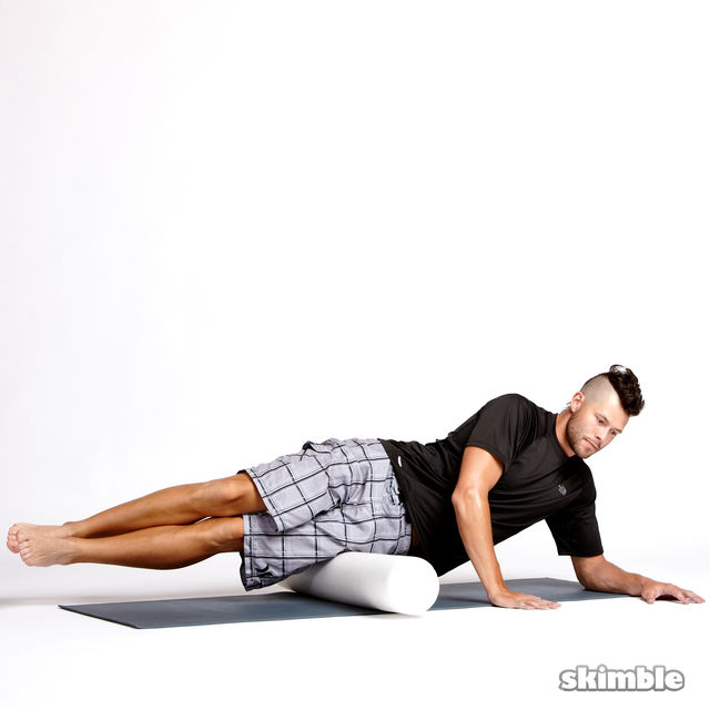 Rodar con la banda iliotibial izquierda (Avanzado) - Ejercicio Cómo ...