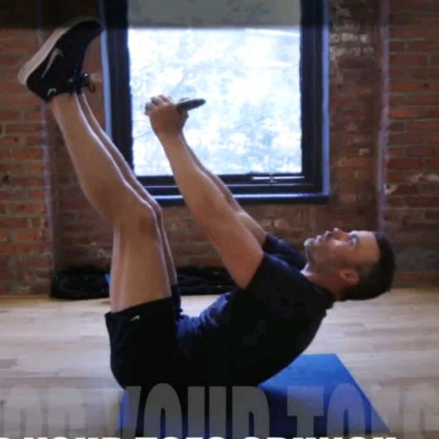 Rech For Your Toes Crunch by Marcus H. - Exercise How-to - Skimble