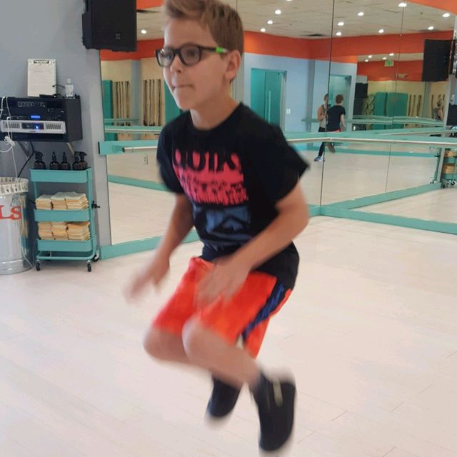 Tuck Jump by Jordan Wardle - Exercise How-to - Skimble