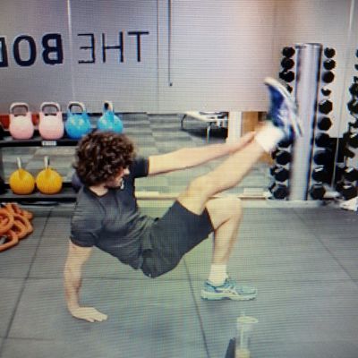 Reach Through Crunch by Niall K. - Exercise How-to - Skimble
