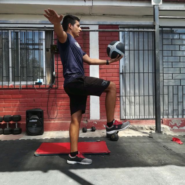 Estabilidad Unipodal Con Medball by Francisco Perez - Ejercicio Cómo ...