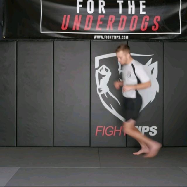 Ali Backpedal 通过 Bernadette Cordeau - 锻炼方法 - Skimble