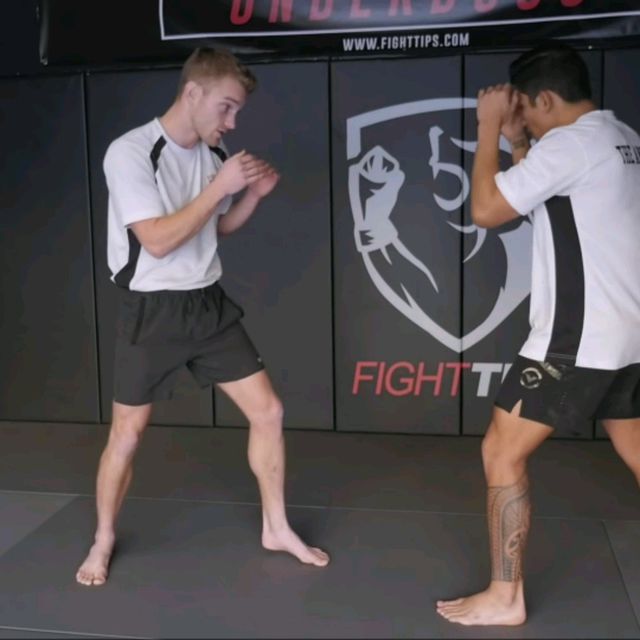 Evade Head Kick por Bernadette C. - Ejercicio Cómo hacerlo - Skimble