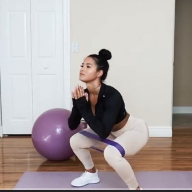 Band Squats by 💖 P. - Exercise How-to - Skimble Workout Trainer