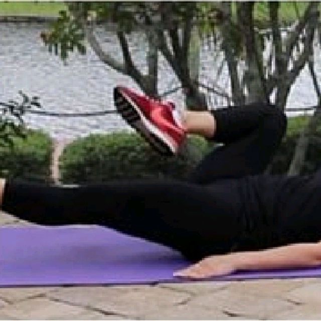 Knee Tuck Extensions by Aimie J. - Exercise How-to - Skimble
