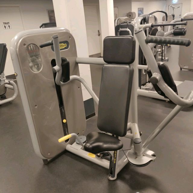 Chest Machine by Malte Flammild - Exercise How-to - Skimble