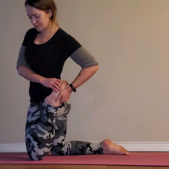 Camel Pose (Ustrasana Variation) por Bernadette Cordeau - Ejercicio ...