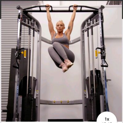 Hanging Knee Up Twist by Elena Plaxienco Exercise How to Skimble