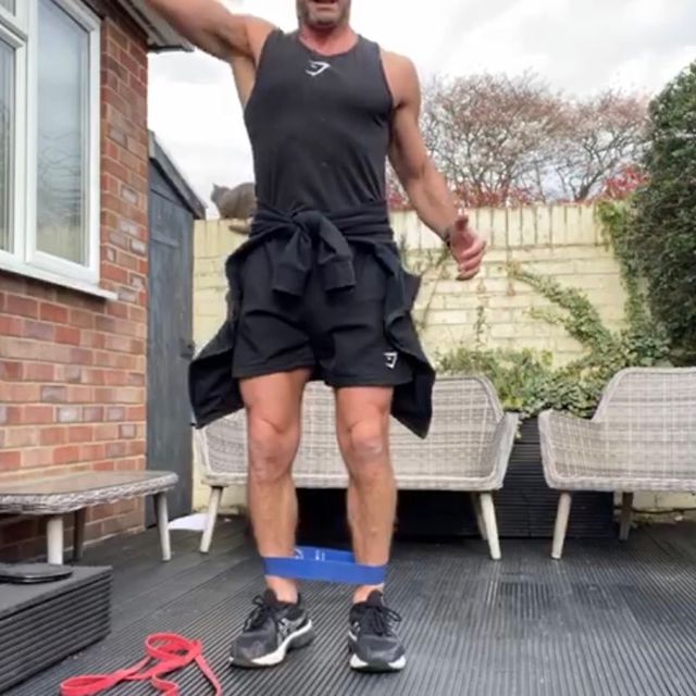 Banded Lateral Lunge With Toe Touch Press por Adele A. - Ejercicio Cómo ...