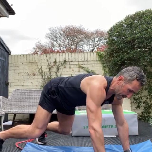 Semi Burpee With Shoulder Tap por Adele A. - Ejercicio Cómo hacerlo ...