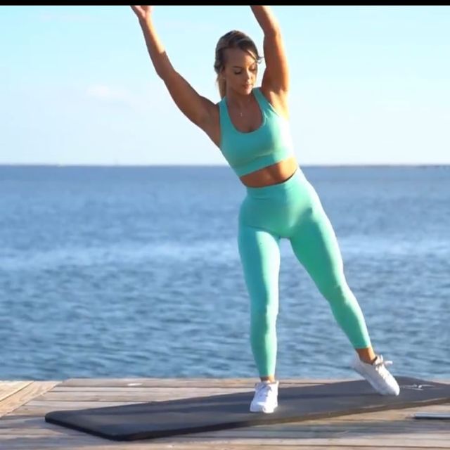 Right Diagonal Reach With Crunch by Rachel White - Exercise How-to ...