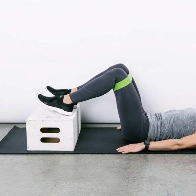 Elevated Banded Glute Bridge Por Brian Fallon Ejercicio Cómo Hacerlo