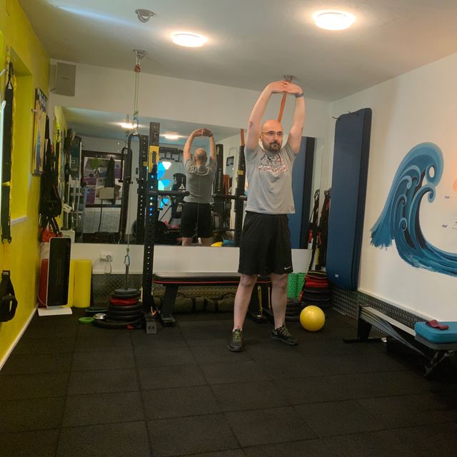 Two Arm Reach Stretch by Ömer Köseoğlu - Exercise How-to - Skimble