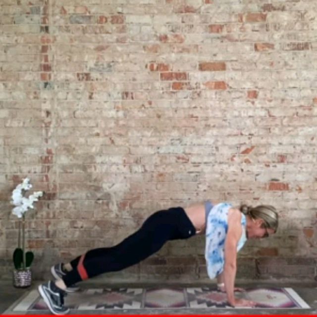 Banded Plank Hop Outs by 𝔻𝕖𝕤𝕖𝕣𝕥 𝔽𝕠𝕩🦊 🌟 - Exercise How-to - Skimble