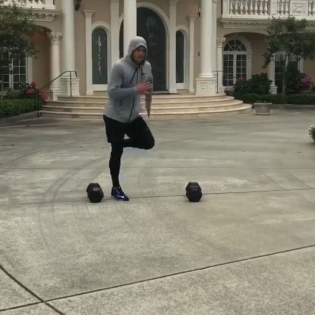 Crossover Dumbbells por Rushfitness 💪🏽 - Ejercicio Cómo hacerlo - Skimble