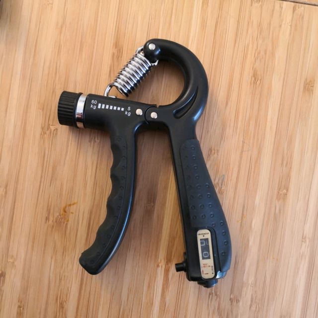 Hand Grippers right by Valentin R. - Exercise How-to - Skimble