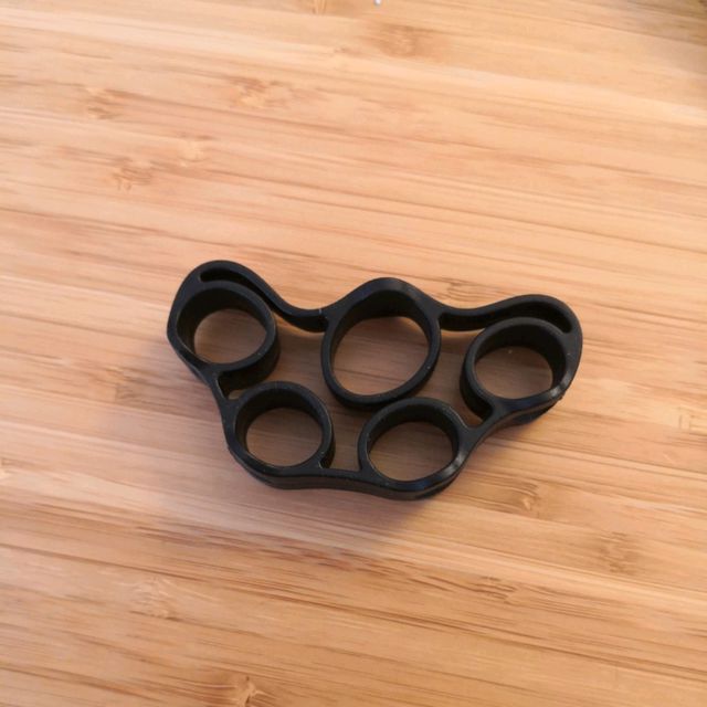 Finger Expander right by Valentin R. - Exercise How-to - Skimble