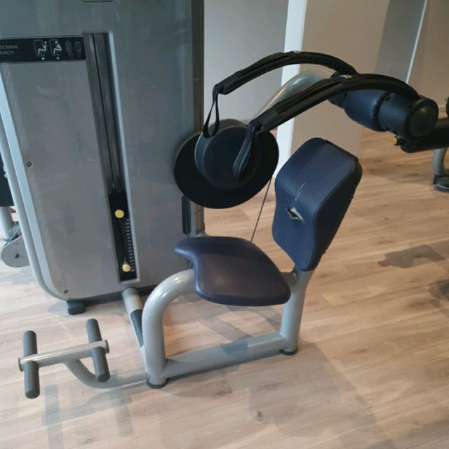 Crunches in machine by Adam Strömberg - Exercise How-to - Skimble