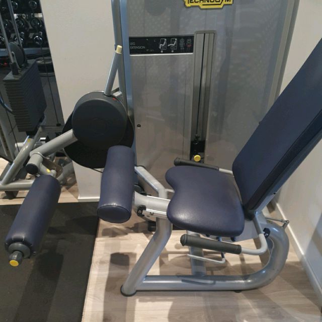 Leg extension in machine by Adam Strömberg - Exercise How-to - Skimble