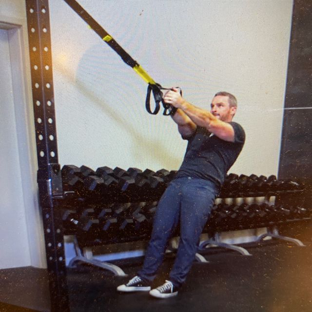 TRX Trunk Twists by Lee F. - Exercise How-to - Skimble