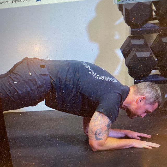 TRX Plank by Lee F. - Exercise How-to - Skimble Workout Trainer