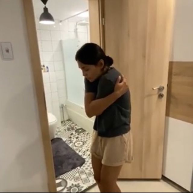 Stretch (Hug Yourself) by Keweda P. - Exercise How-to - Skimble