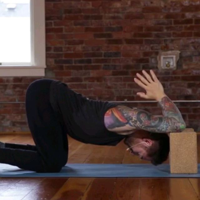 Shoulder Stretch On Blocks by Alex 🌊. - Exercise How-to - Skimble