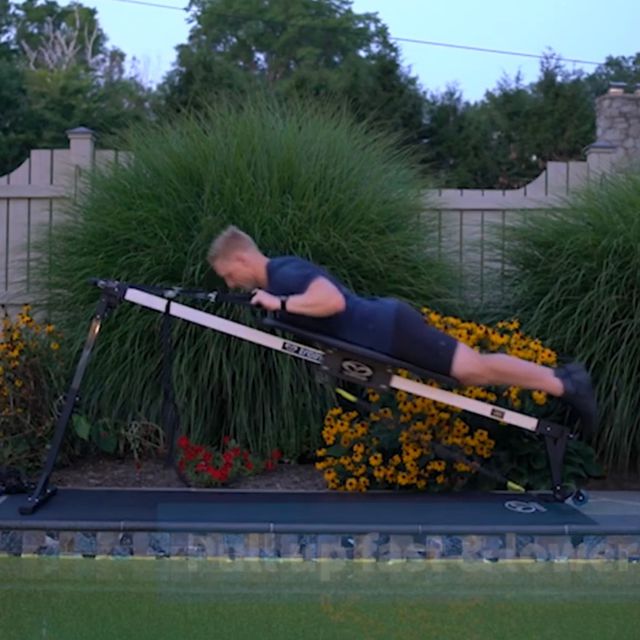 Vasa High Incline Prone Lat Pulldown por Brian Fallon - Ejercicio Cómo ...