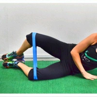 Sentadilla Desplazamiento Con Banda by Ali Rifo - Ejercicio Cómo ...