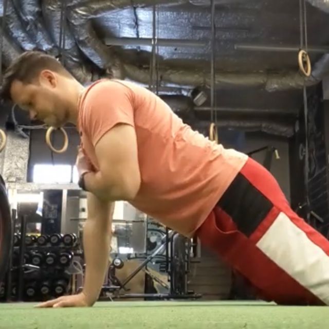 Modified Plank Hand to Shoulder Hold por Brian Fallon - Ejercicio Cómo ...