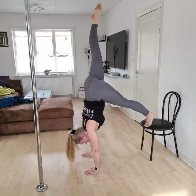 Handstand Practice Right by Lia Damén - Exercise How-to - Skimble