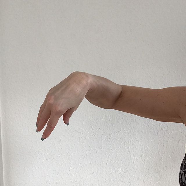 Wrist Warm Up by Lia Damén - Exercise How-to - Skimble