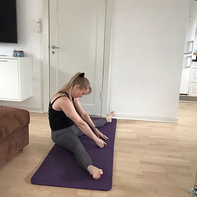 Center Leg Rocking Stretch by Lia Damén - Exercise How-to - Skimble