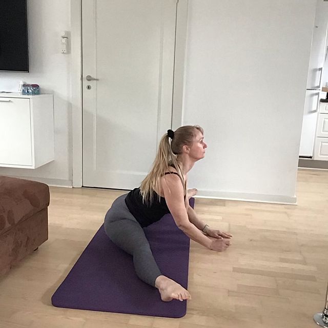 Center Leg Rocking Stretch by Lia Damén - Exercise How-to - Skimble