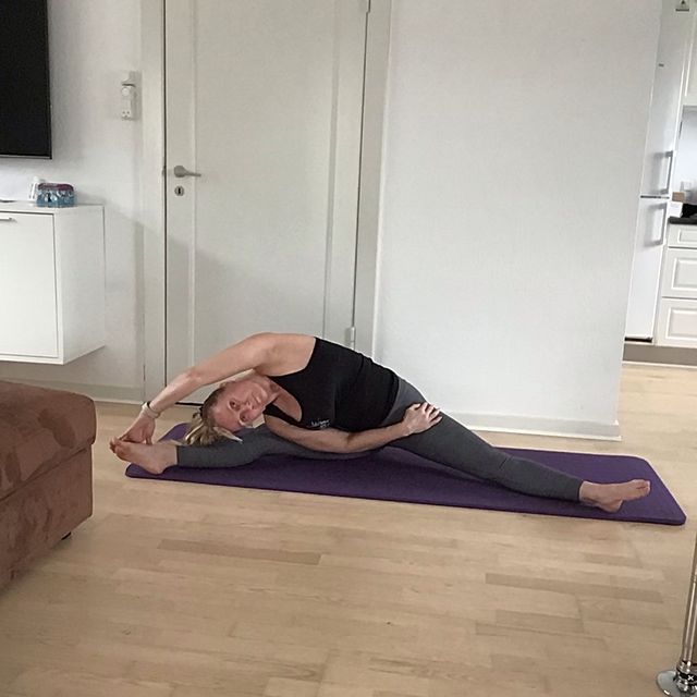 Side Stretch by Lia Damén - Exercise How-to - Skimble