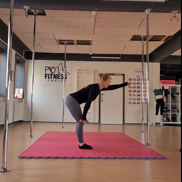 Double Triceps - One Stright Arm by Lia Damén - Exercise How-to - Skimble