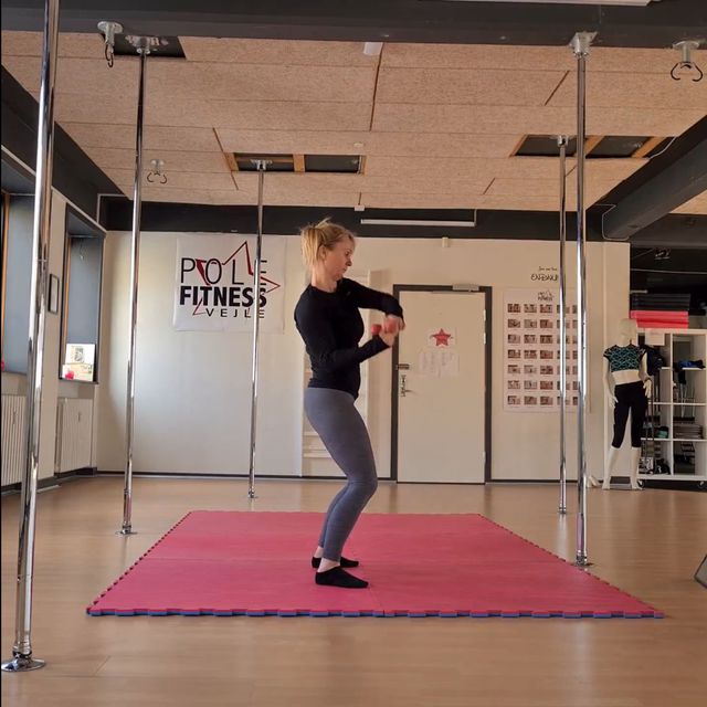 Dumbbells Around The Head by Lia Damén - Exercise How-to - Skimble