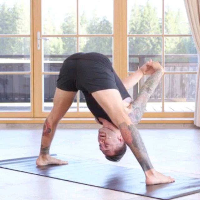 Middle Leg Forward Bend por Alex 🌊. - Ejercicio Cómo hacerlo - Skimble