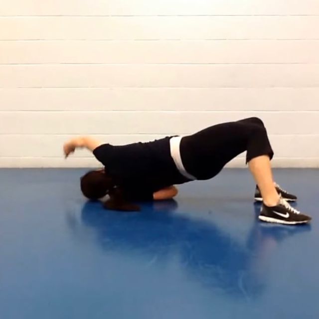 Supine Bridge with Reach and Roll por Brian Fallon - Ejercicio Cómo ...