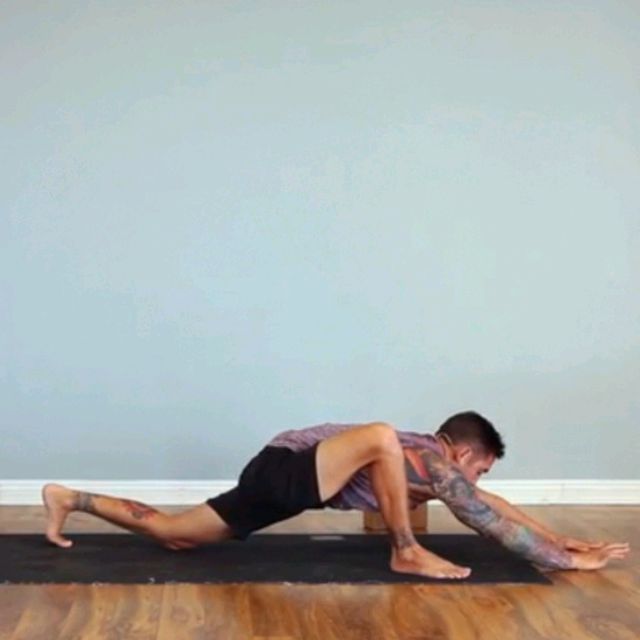 Right Lizard With Extended Hands by Alex 🌊. - Exercise How-to - Skimble