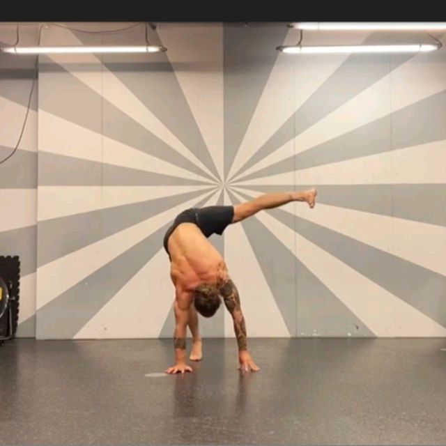 Split Raises Left Leg by Alex 🌊. - Exercise How-to - Skimble