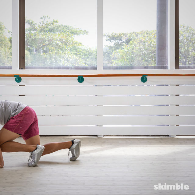 Bear Crawls - Exercise How-to - Skimble Workout Trainer