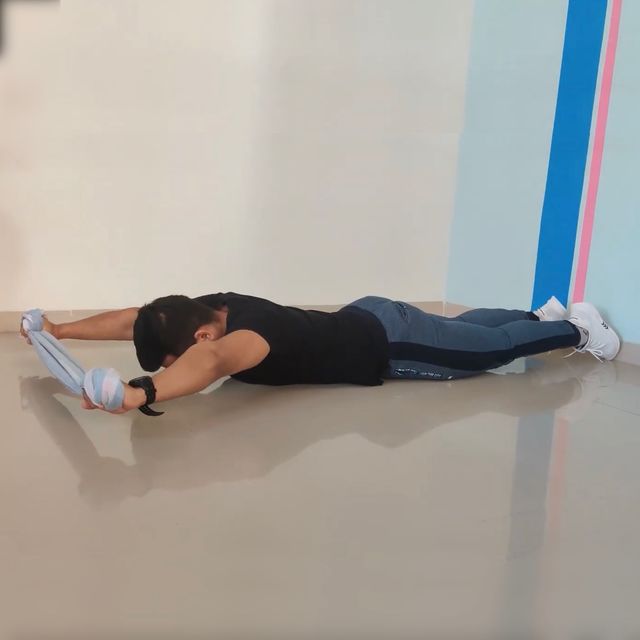 Lying Towel Pull Downs by Ömer Köseoğlu - Exercise How-to - Skimble