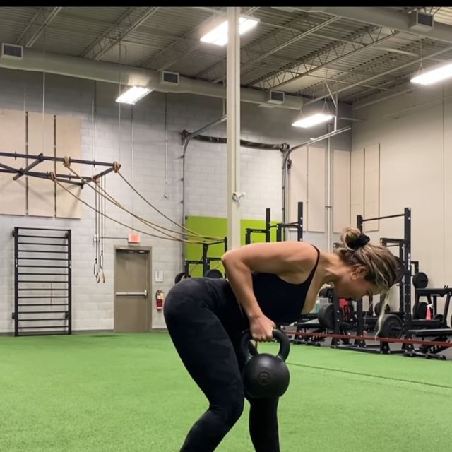 Staggered Stance DL To Row by Rushfitness 💪🏽 - Exercise How-to - Skimble