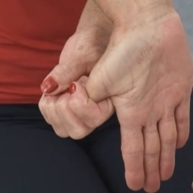 Thumb Stretch by Erika O. - Exercise How-to - Skimble