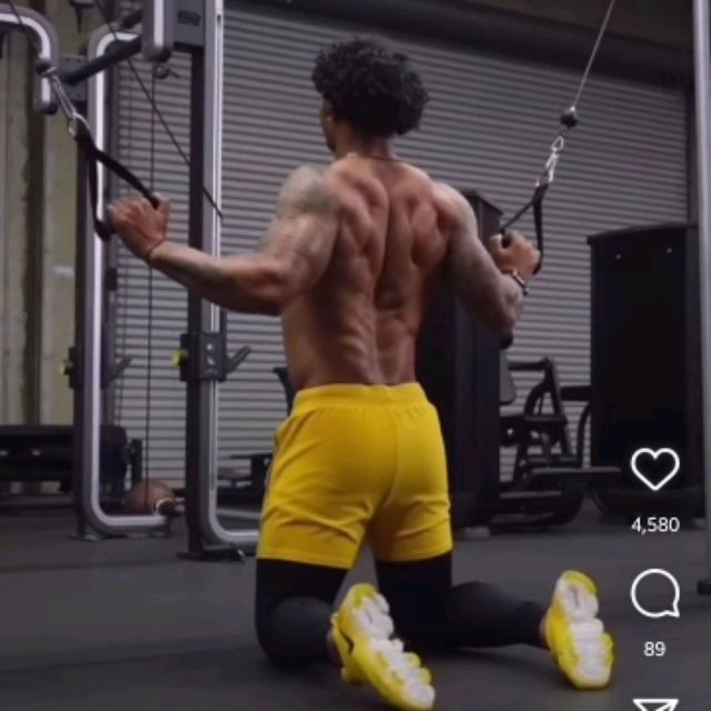 Cable Lat Pulldowns By Martel Berry Exercise How To Skimble
