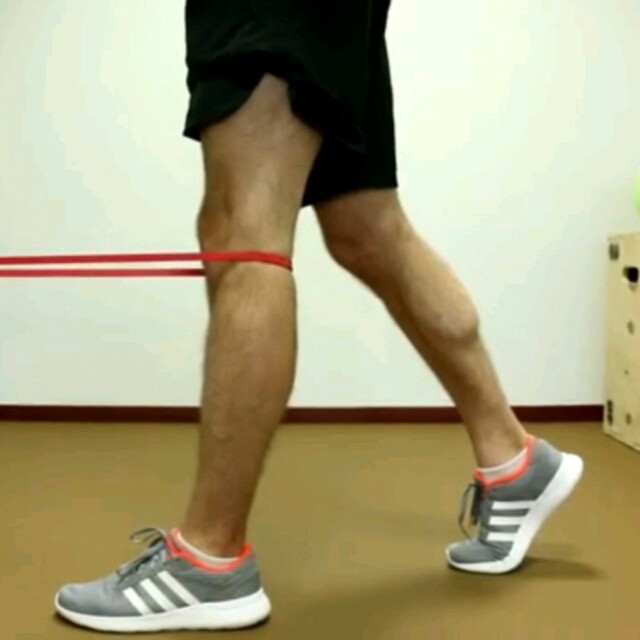 Banden Knee Stretch by Karen L. - Exercise How-to - Skimble