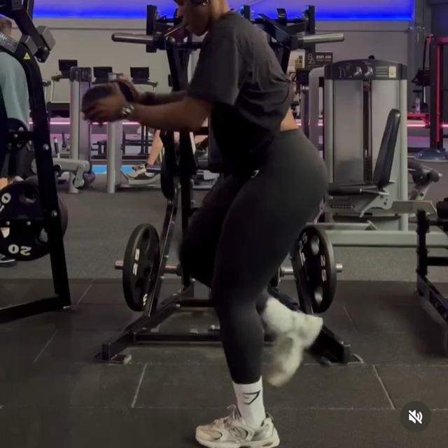 Dumbbell Knee Drive por Deanna B. - Ejercicio Cómo hacerlo - Skimble